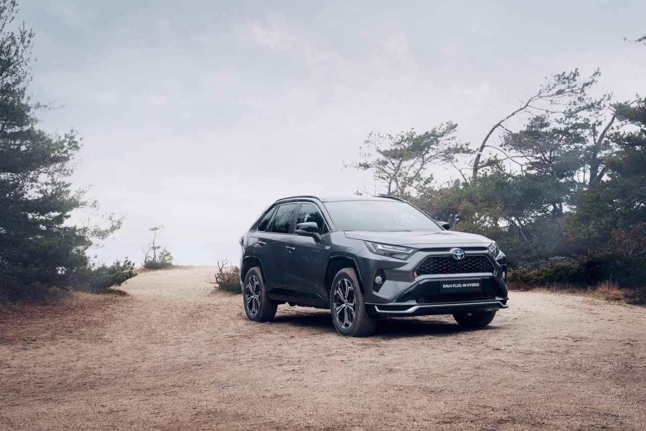 Toyota RAV4 Plug-in Hybrid od 219 200 zł w ofercie specjalnej. Nawet 30 ...