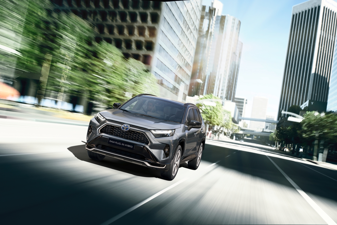Toyota RAV4 Plug-in Hybrid od 219 200 zł w ofercie specjalnej. Nawet 30 ...