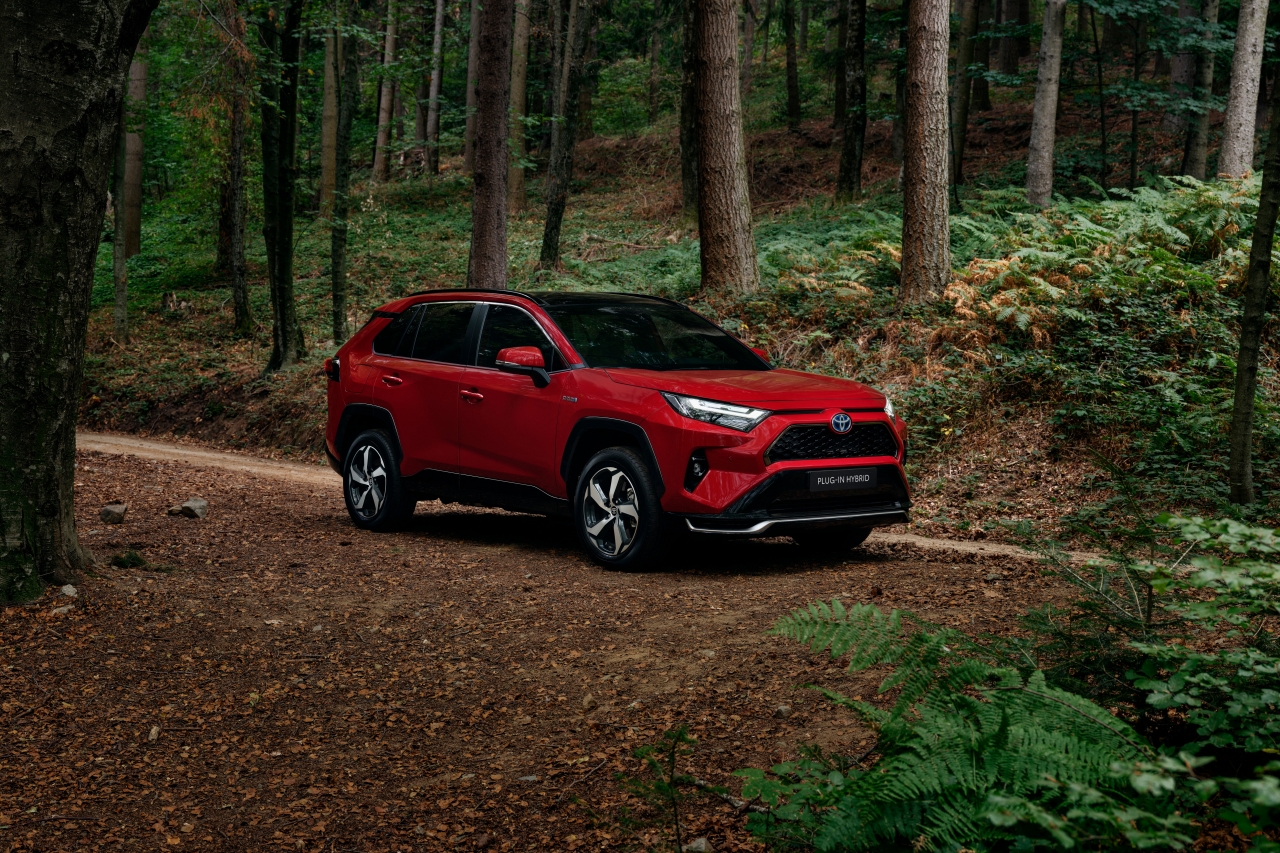 Toyota RAV4 Plug-in Hybrid od 219 200 zł w ofercie specjalnej. Nawet 30 ...